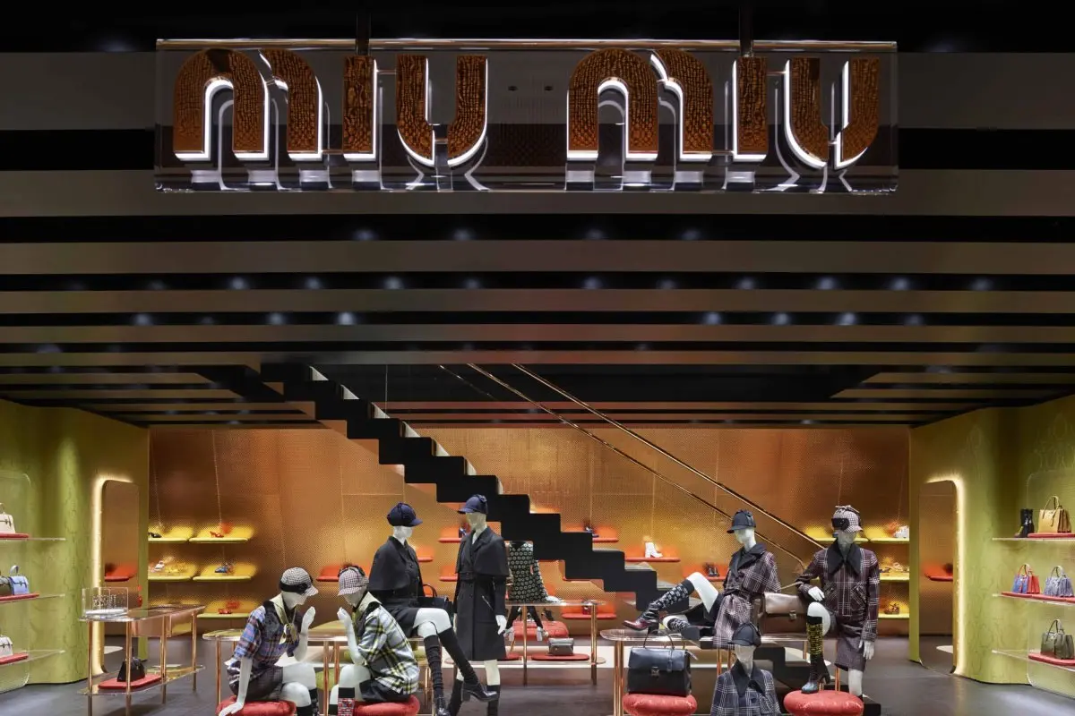 Miu Miu缪缪logo设计含义及服装品牌设计理念-诗宸标志设计